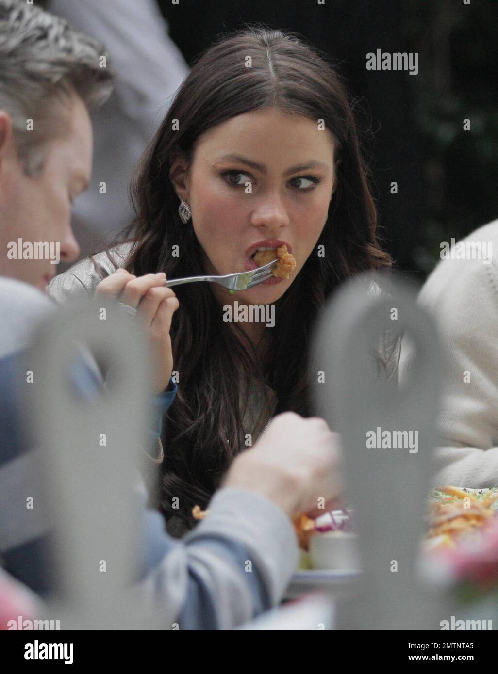 Sofia Vergara and a mystery man lunch together at the Ivy. The actress ...