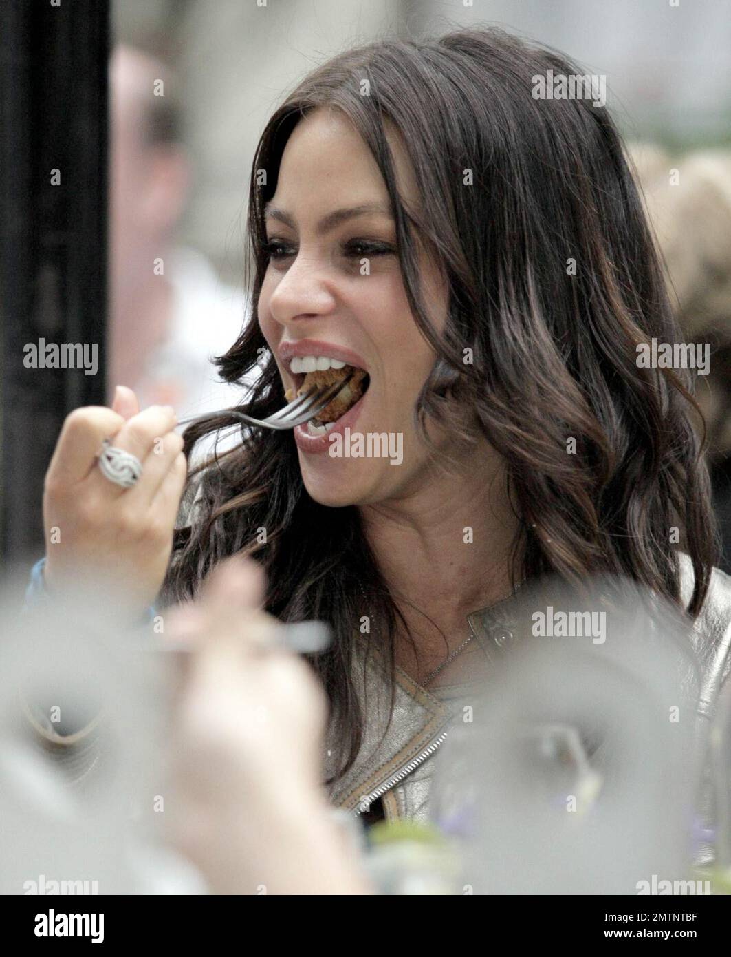 Sofia Vergara and a mystery man lunch together at the Ivy. The actress ...