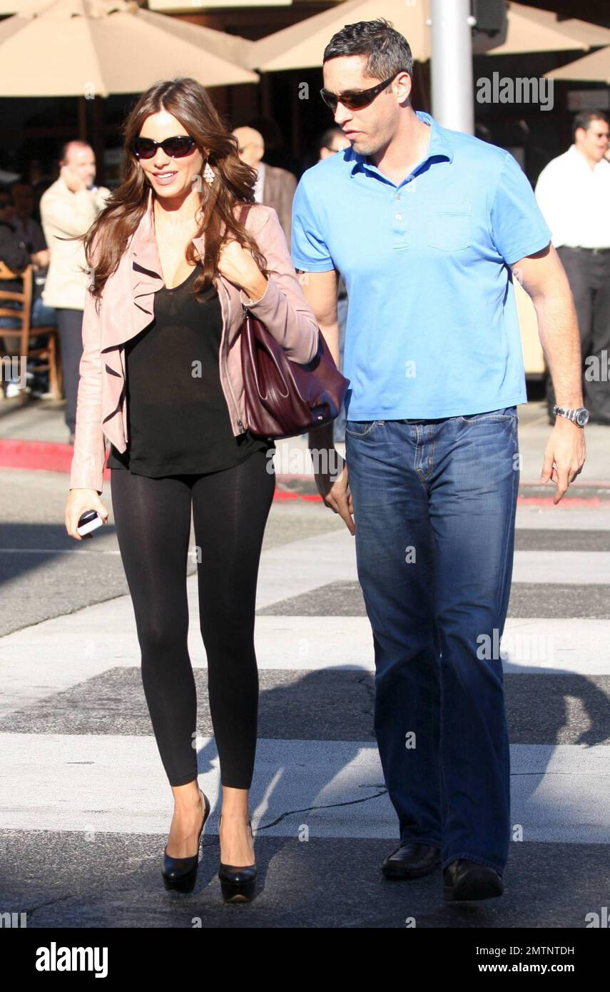 "Modern Family" star Sofia Vergara and boyfriend Nicholas Loeb stop in ...