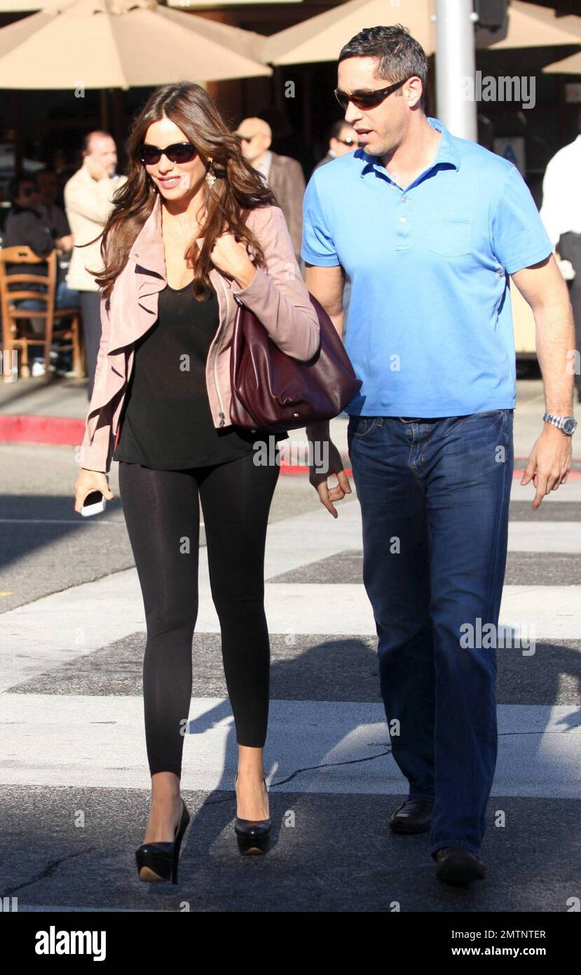 "Modern Family" star Sofia Vergara and boyfriend Nicholas Loeb stop in ...
