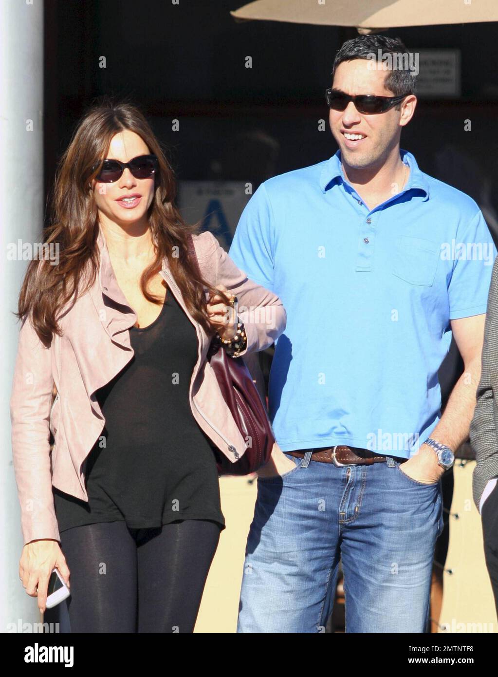 "Modern Family" star Sofia Vergara and boyfriend Nicholas Loeb stop in ...