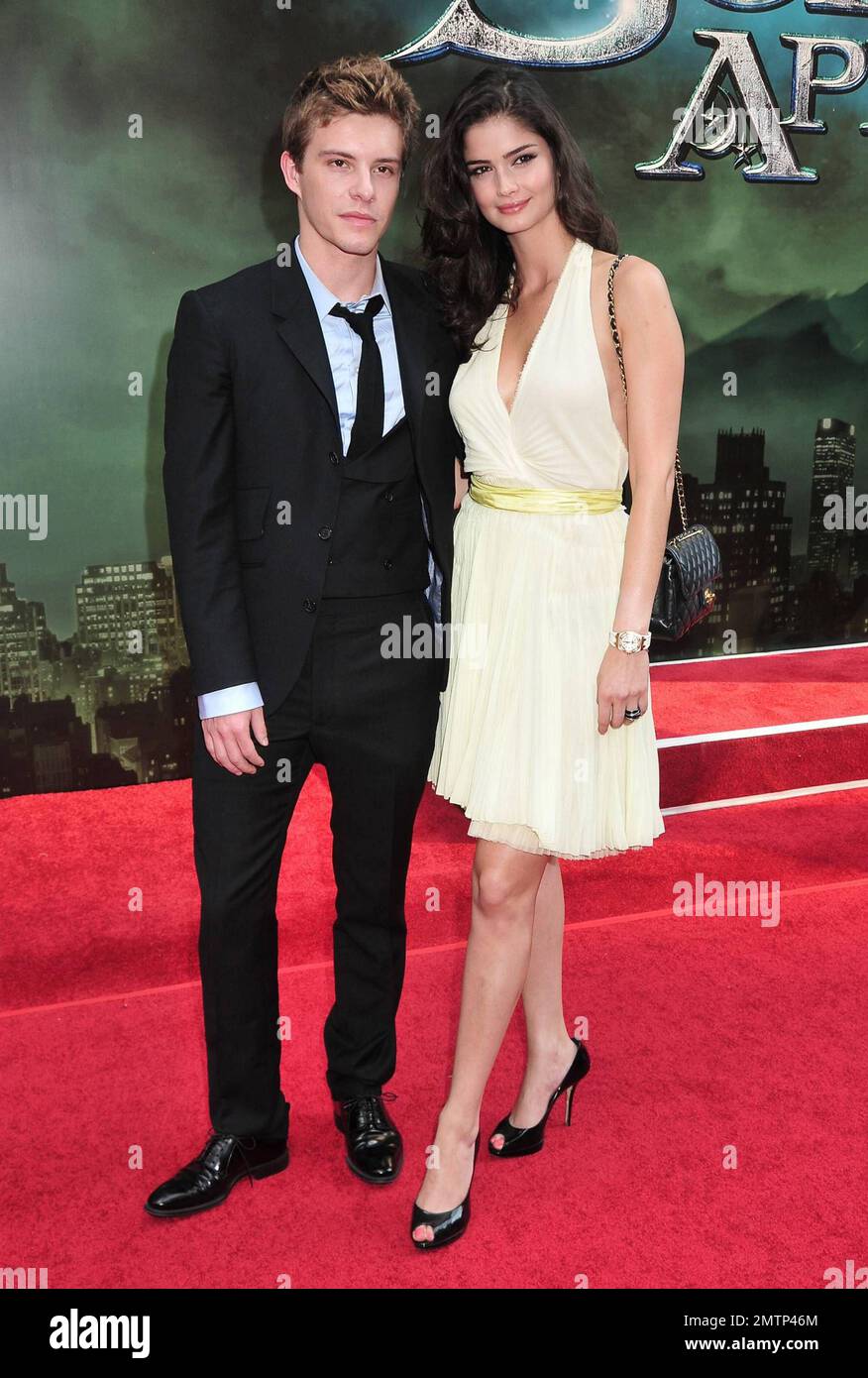 Xavier Samuel and girlfriend walk the red carpet for the premiere of ...