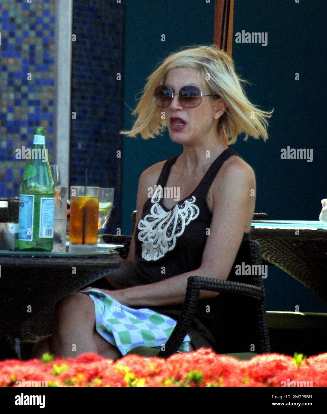 Despite her very slender figure, Tori Spelling enjoys a burger and ...