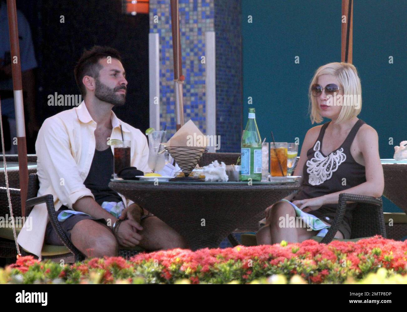 Despite her very slender figure, Tori Spelling enjoys a burger and ...