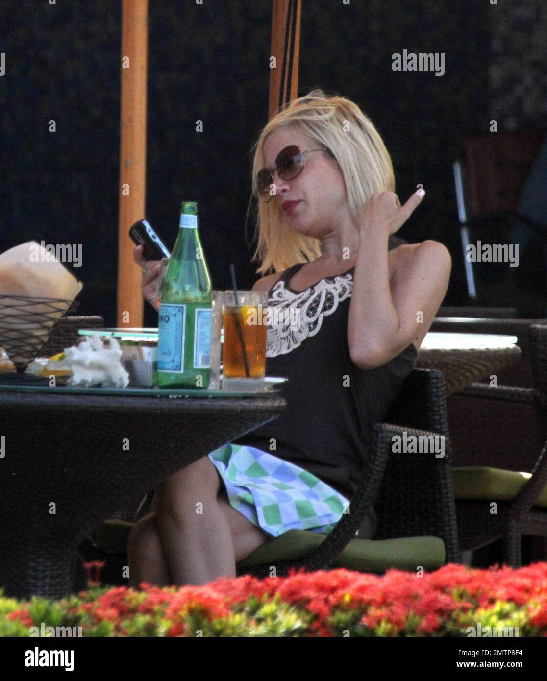 Despite her very slender figure, Tori Spelling enjoys a burger and ...