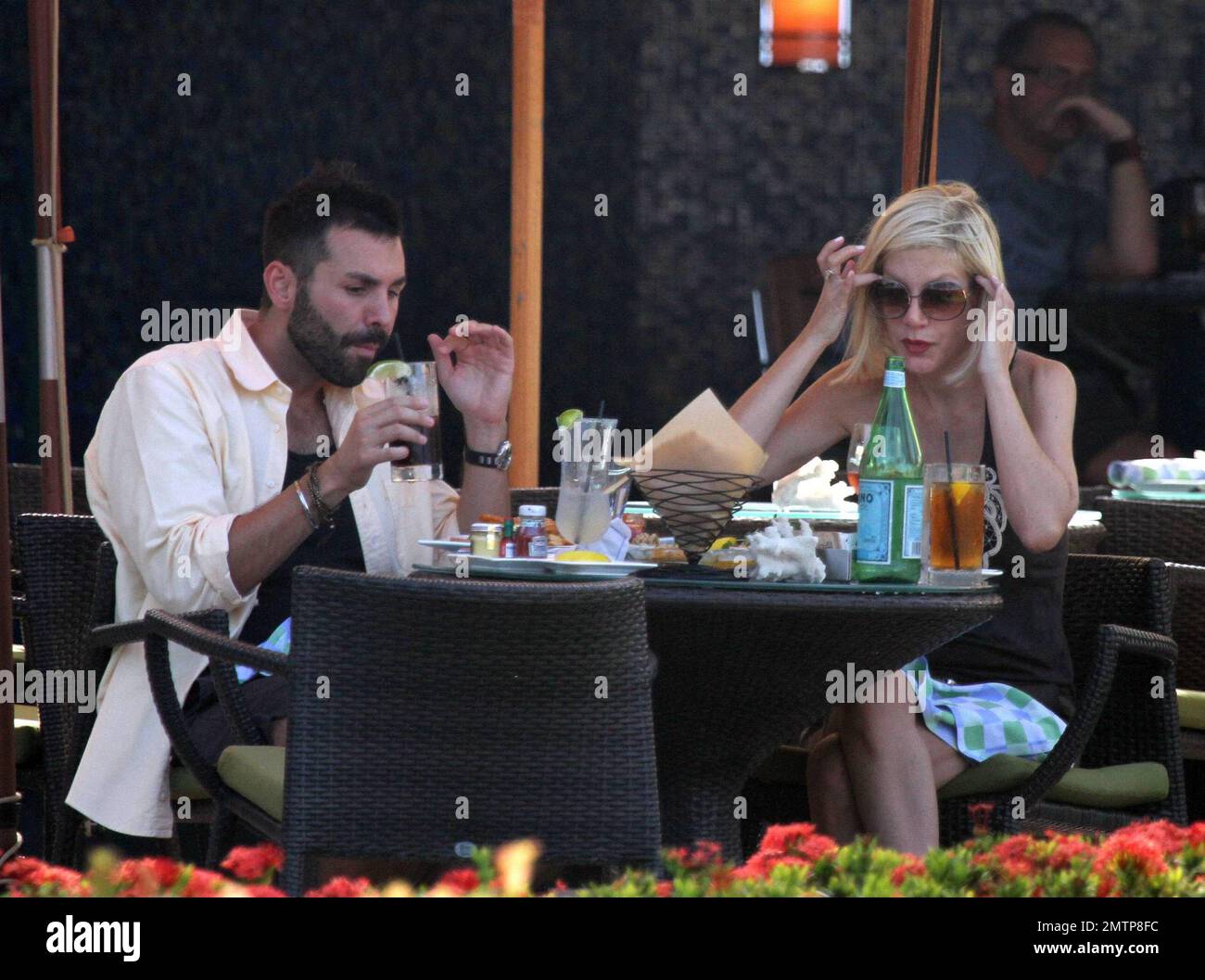 Despite her very slender figure, Tori Spelling enjoys a burger and ...