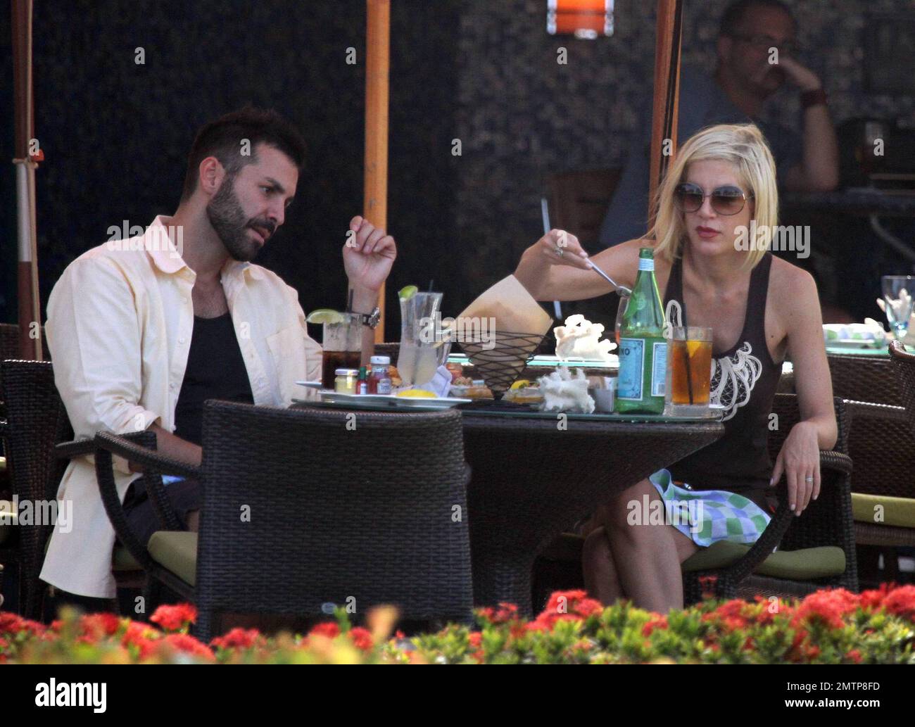 Despite her very slender figure, Tori Spelling enjoys a burger and ...