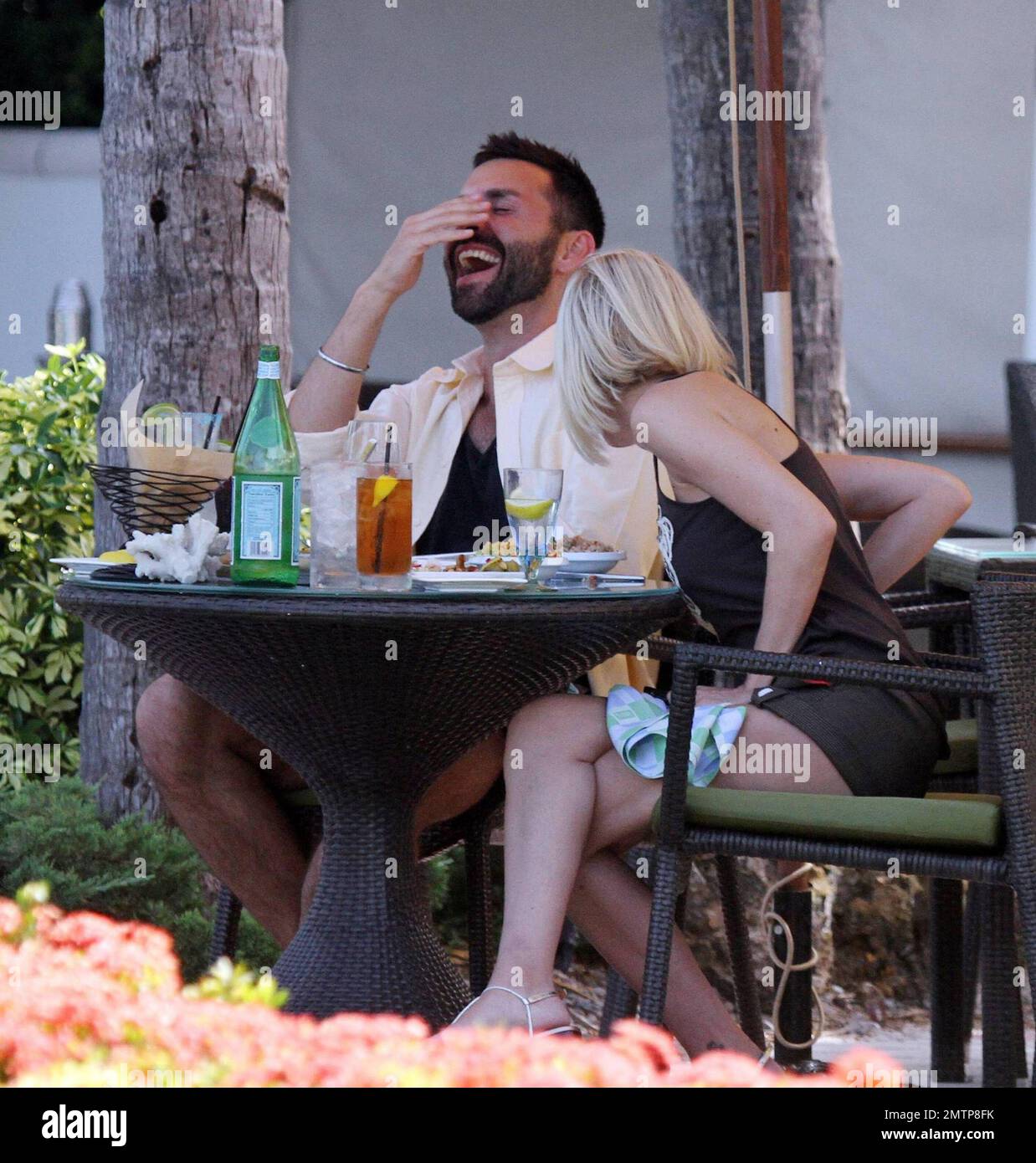 Despite her very slender figure, Tori Spelling enjoys a burger and ...