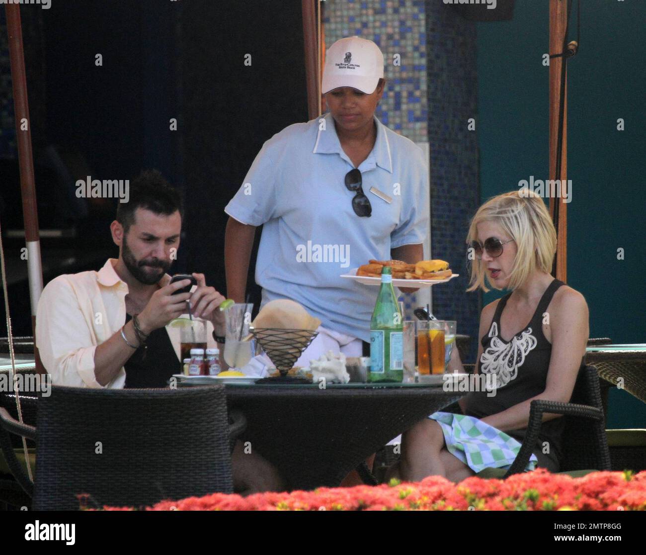 Despite her very slender figure, Tori Spelling enjoys a burger and ...