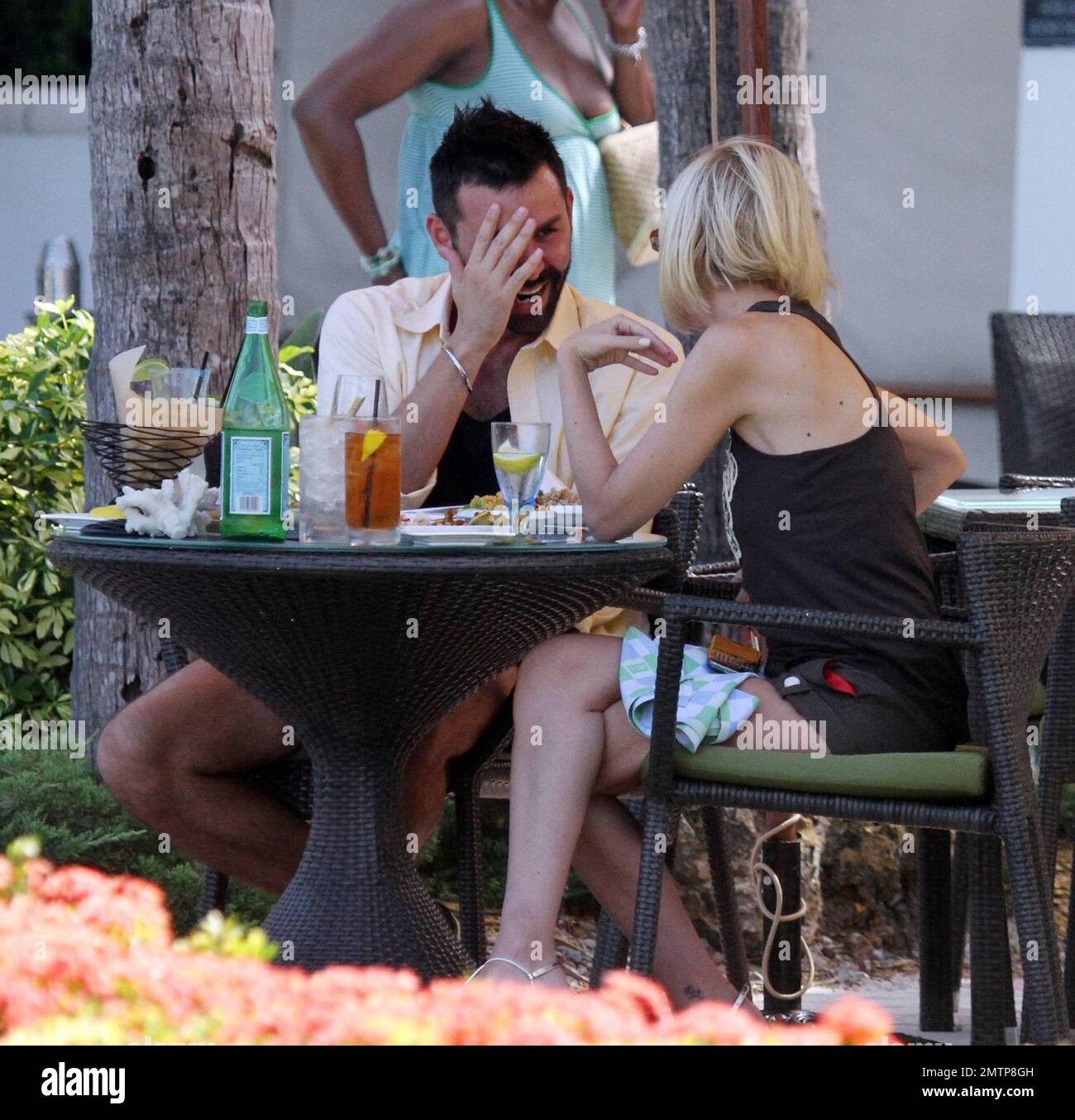 Despite her very slender figure, Tori Spelling enjoys a burger and ...