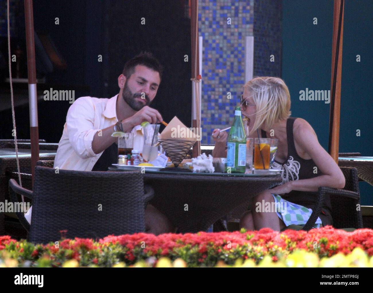 Despite her very slender figure, Tori Spelling enjoys a burger and ...