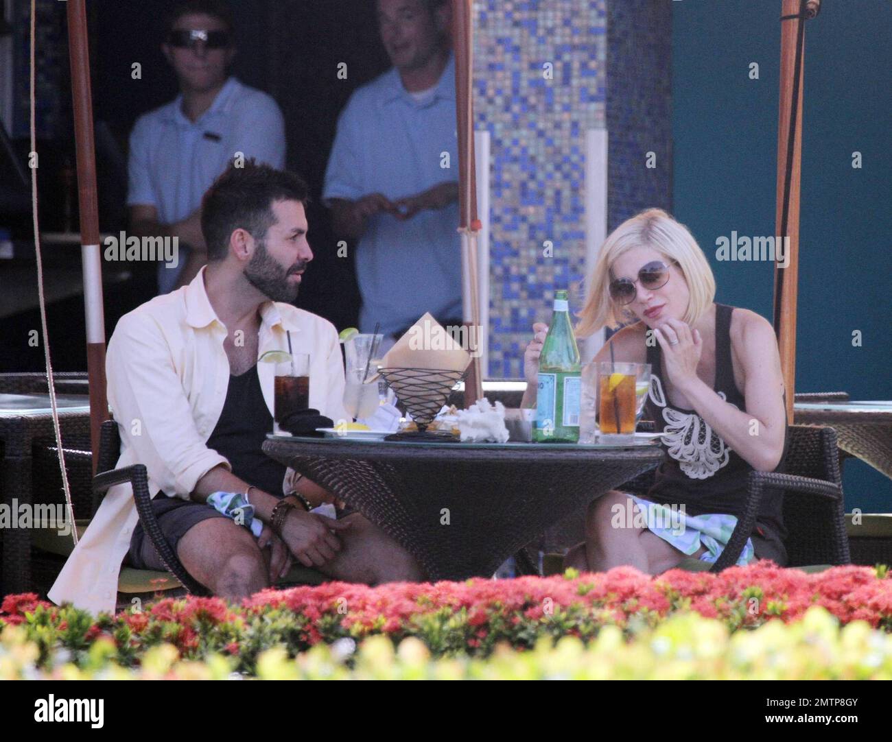 Despite her very slender figure, Tori Spelling enjoys a burger and ...