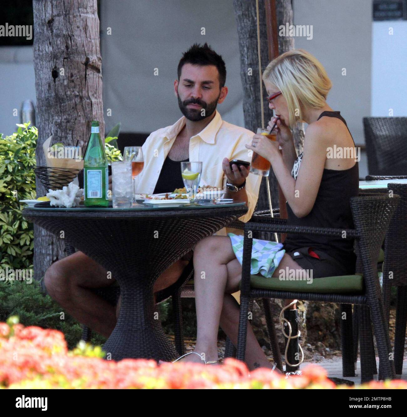 Despite her very slender figure, Tori Spelling enjoys a burger and ...