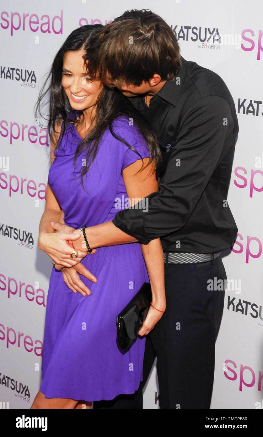 Demi Moore And Ashton Kutcher Kissing