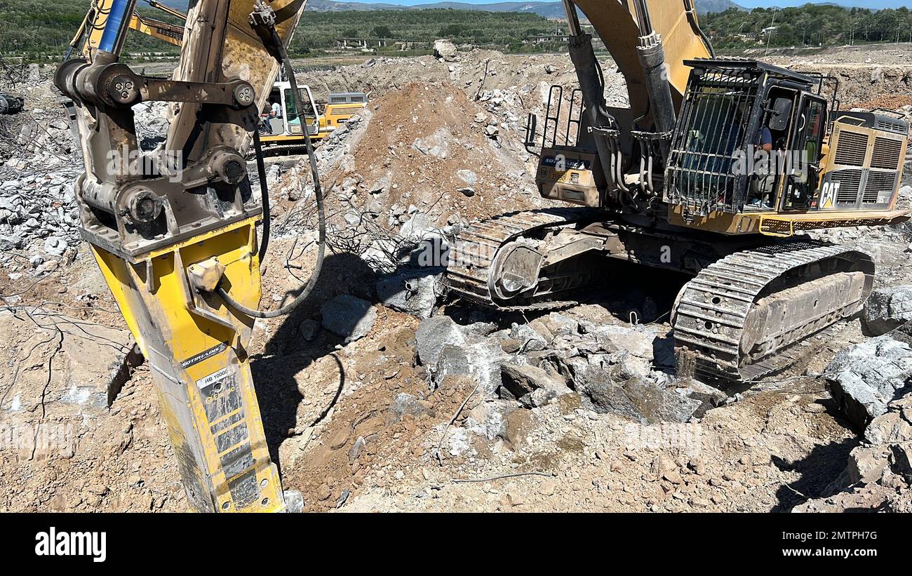 Hydraulic demolition excavator hi-res stock photography and images - Alamy