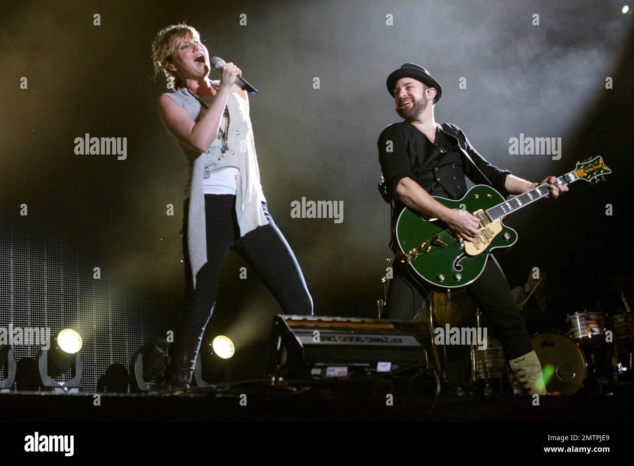 Jennifer Nettles and Kristian Bush of Sugarland perform live during the ...