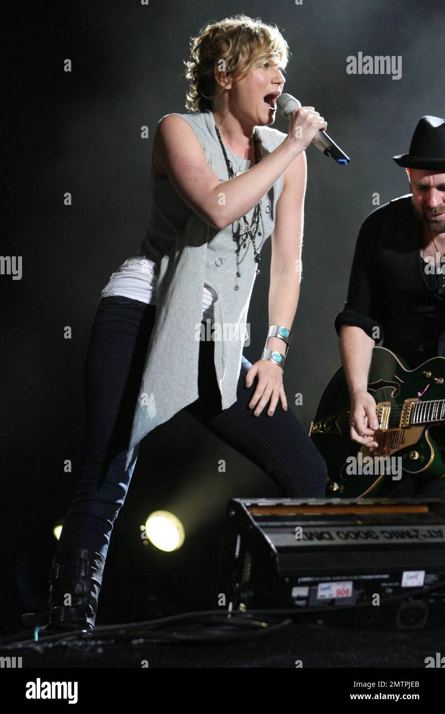 Jennifer Nettles and Kristian Bush of Sugarland perform live during the ...