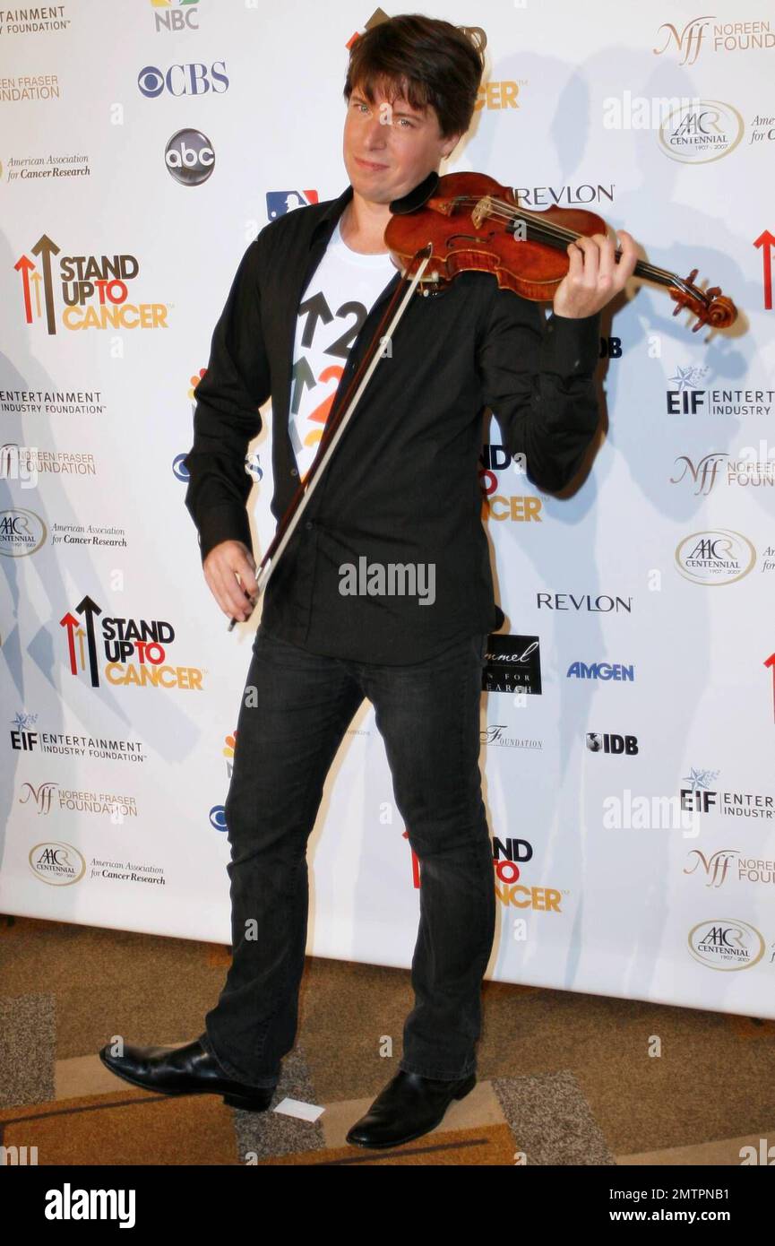 Joshua bell violin hi-res stock photography and images - Alamy