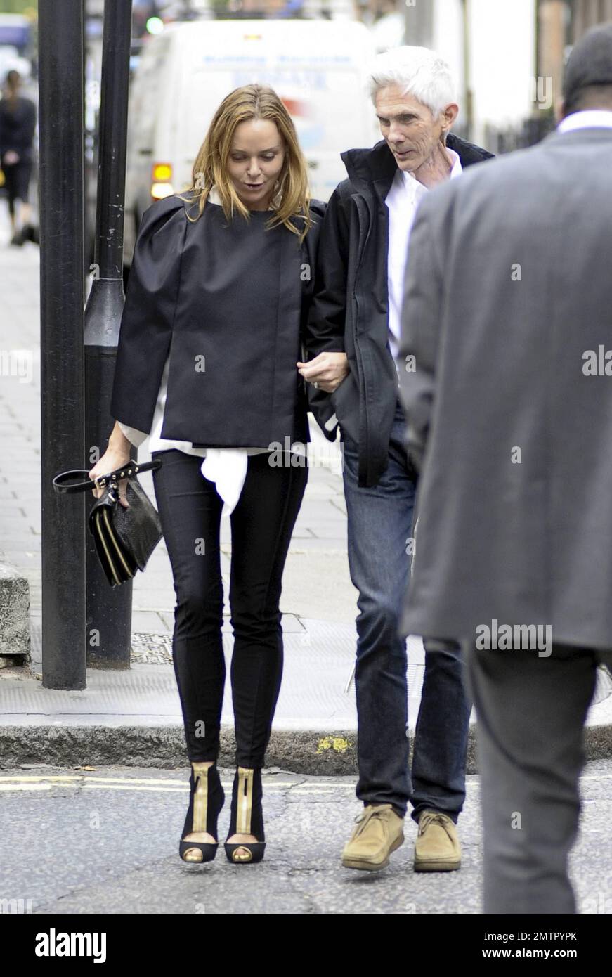Designer Stella McCartney shows off her slim legs in tight-fitting ...