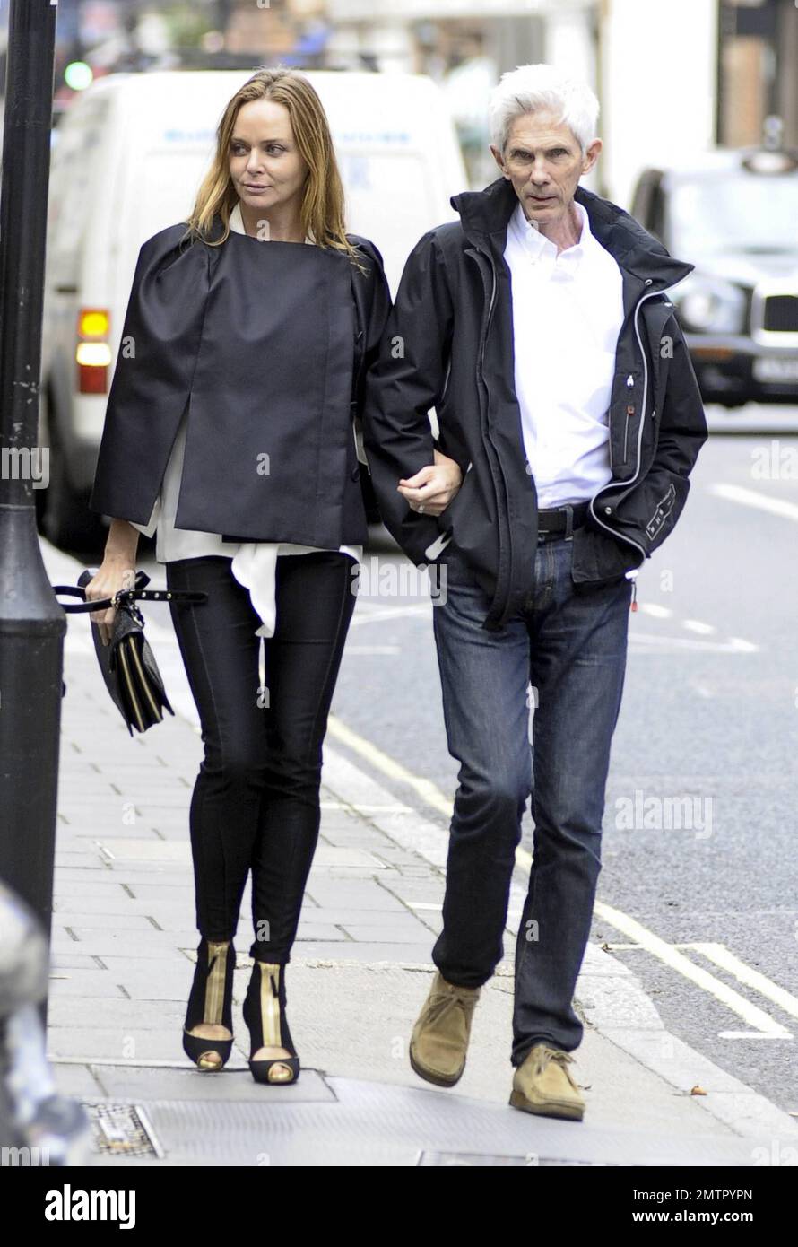 Designer Stella McCartney shows off her slim legs in tight-fitting ...