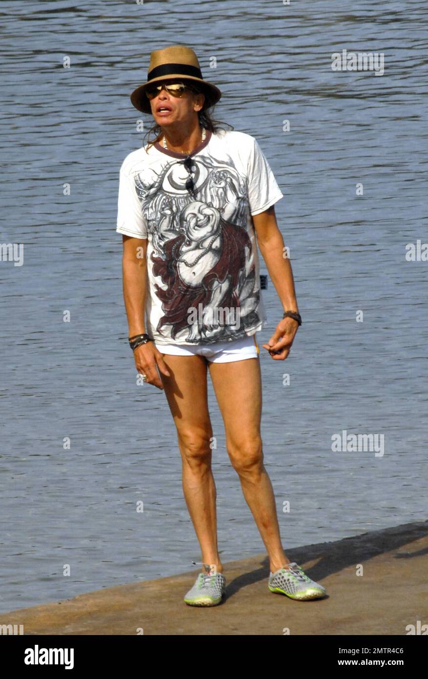 Legs shoes hi hi-res stock photography and images - Alamy