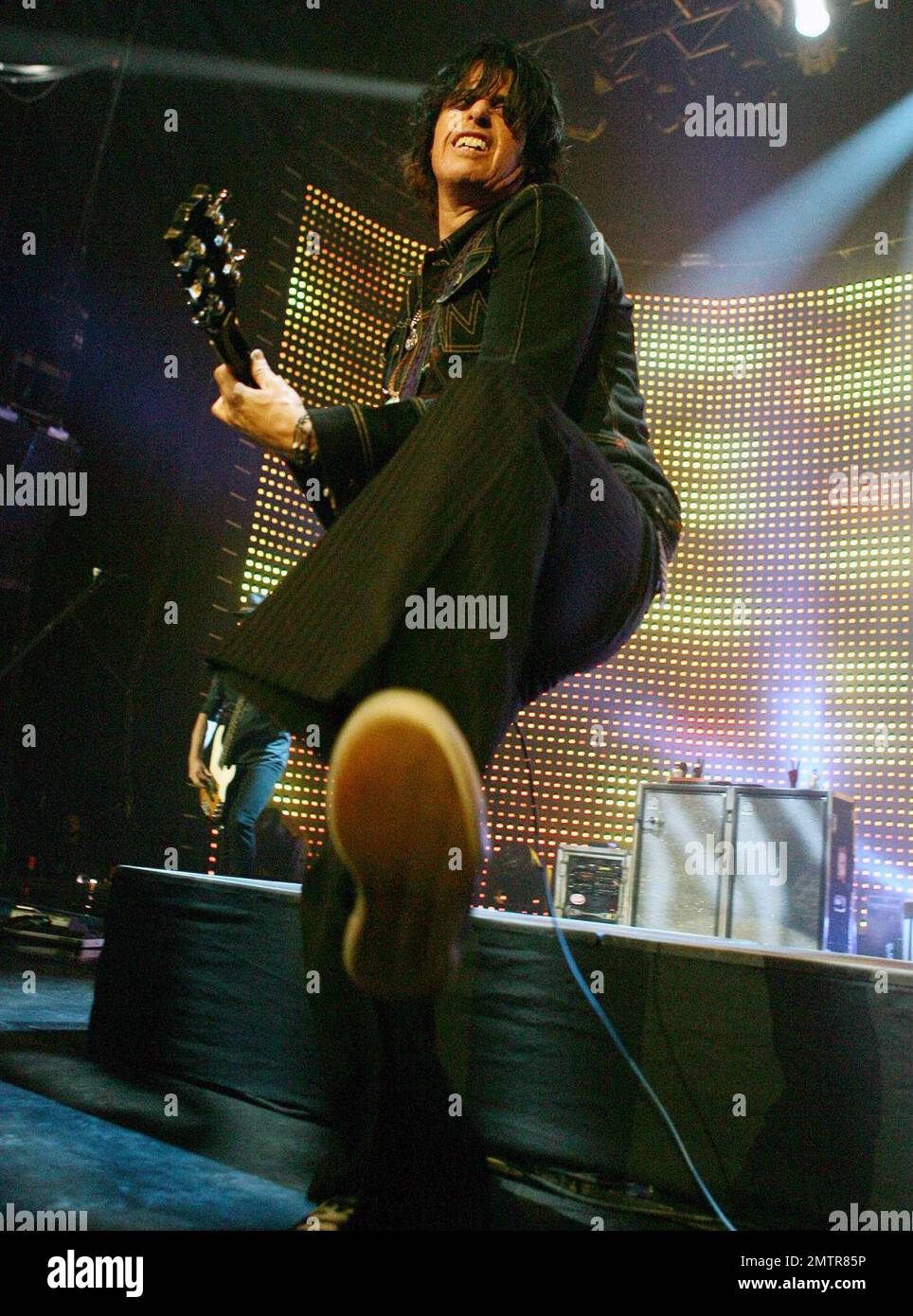 Guitarist Dean DeLeo of Stone Temple Pilots performs live at the ...