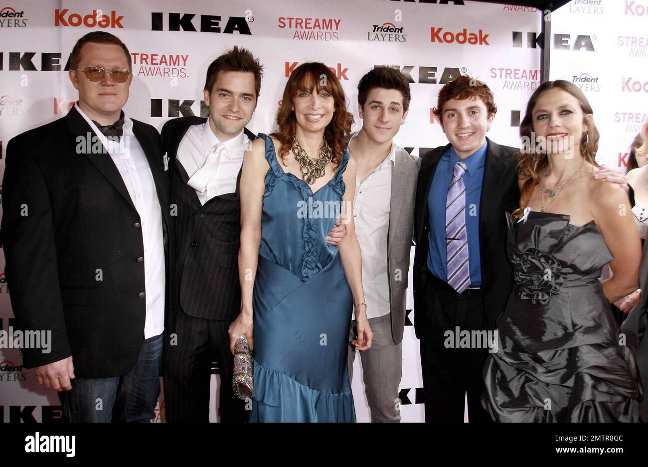 Illeana Douglas, Justine Bateman, and other cast members of "Easy To ...