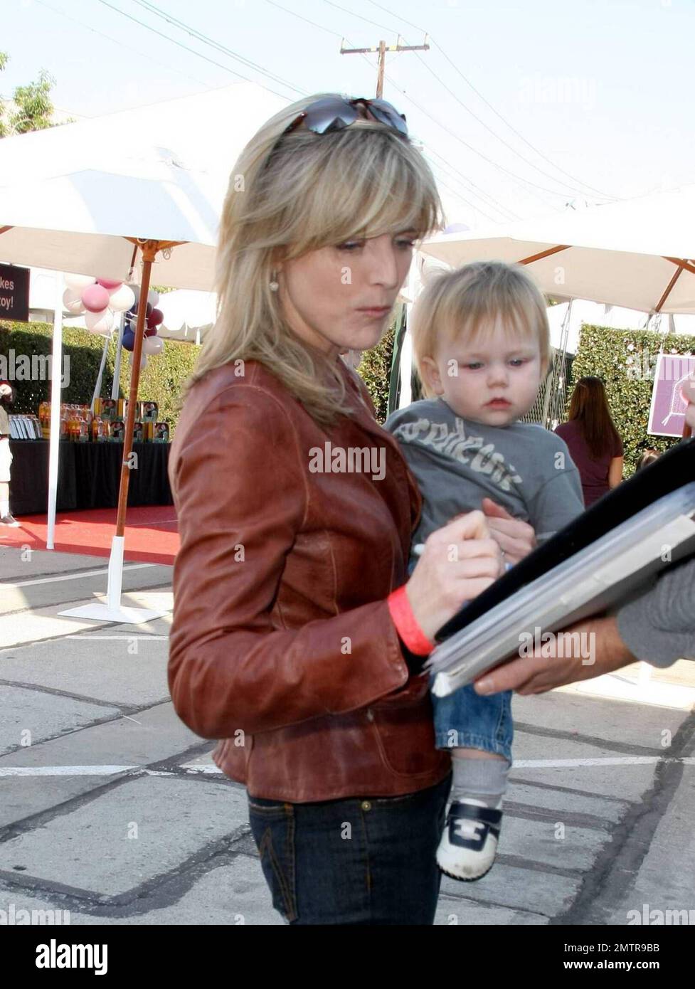 "According to Jim" and "Melrose Place" star Courtney Thorne Smith totes ...