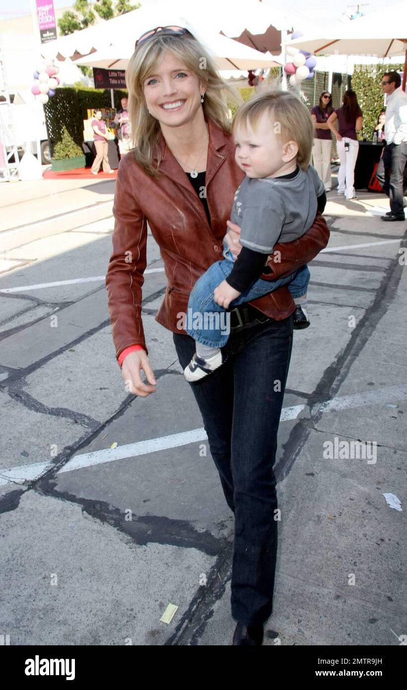 "According to Jim" and "Melrose Place" star Courtney Thorne Smith totes ...