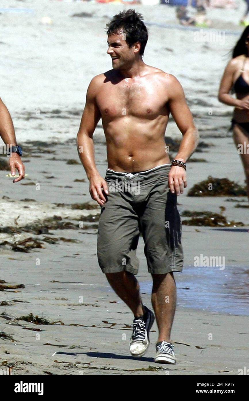 Charlize Theron's hunky boyfriend Stuart Townsend practices his soccer ...