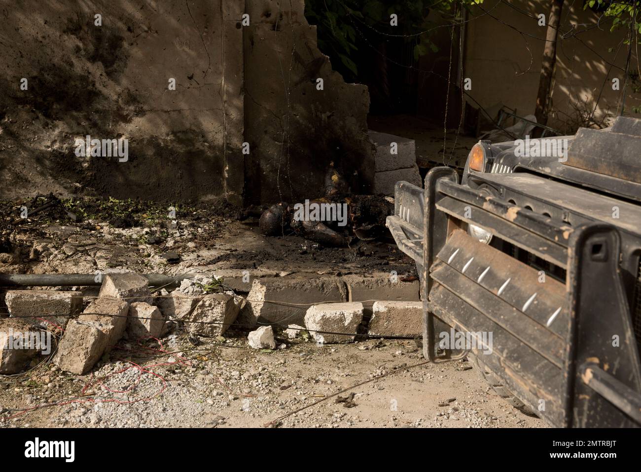 EDS NOTE: GRAPHIC CONTENT -- An Iraqi special forces Humvee passes the ...