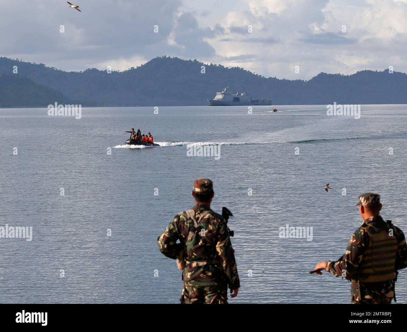 Soldiers watch as Philippine Navy rubber boats ferry US and Philippine ...