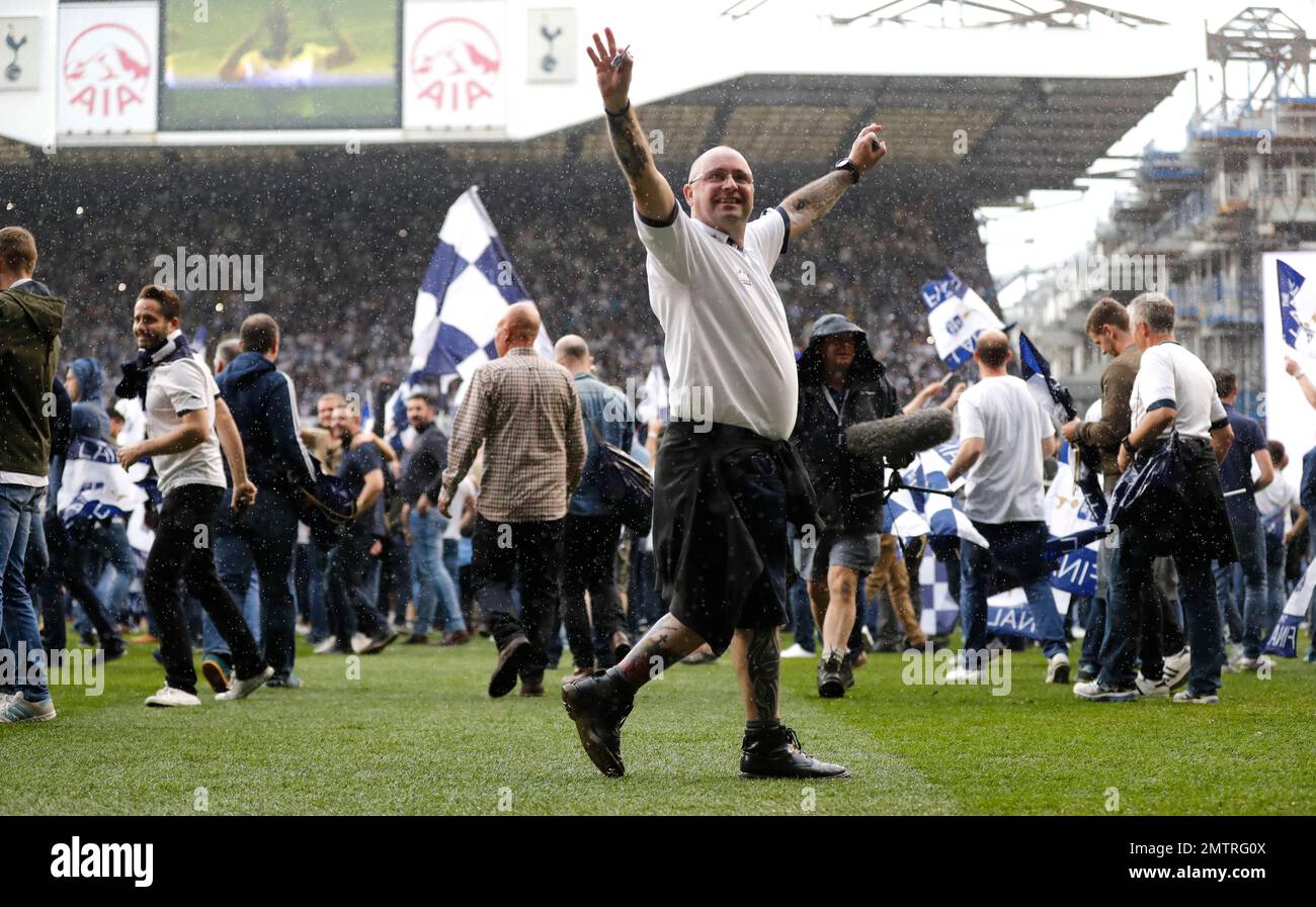 Fans invade the pitch after the English Premier League soccer match ...