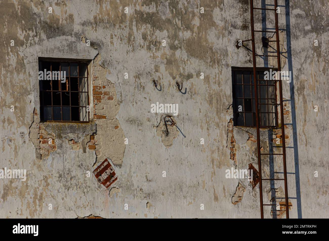 Old style fire escape hi-res stock photography and images - Alamy