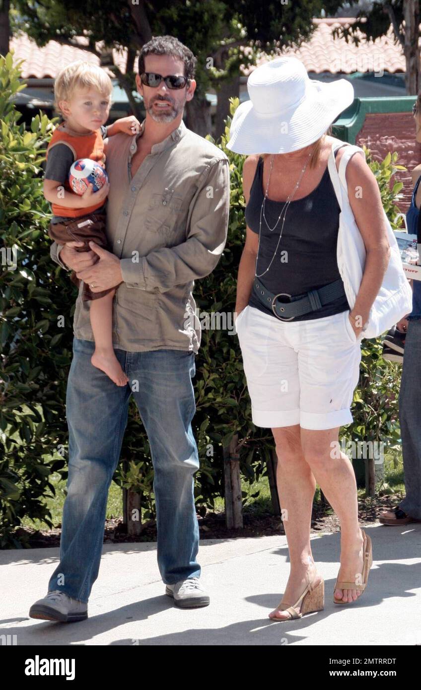 Exclusive!! Suzanne Somers has lunch with her family in Malibu, Ca. 8 ...