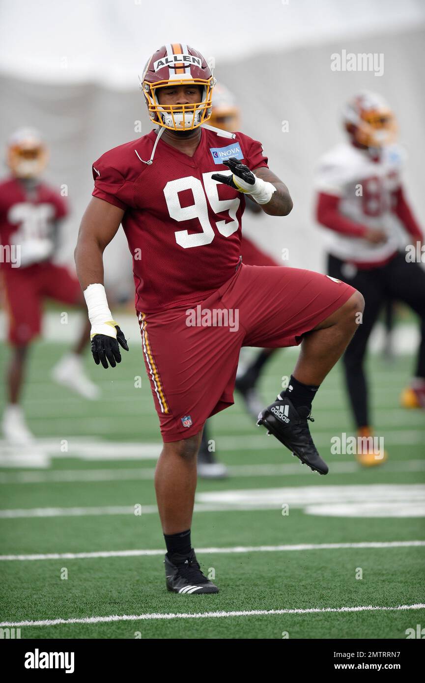 Washington Redskins defensive lineman Jonathan Allen warms up during ...
