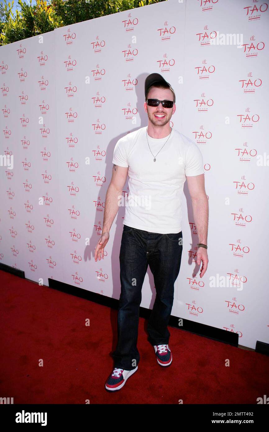 Celebrating the hottest pool party of 2008, Chris Evans poses for ...