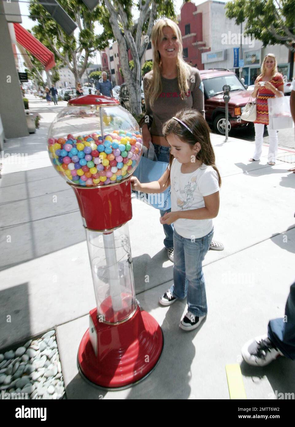 Tara Reid treated a male companion and his young daughter to a trip to ...