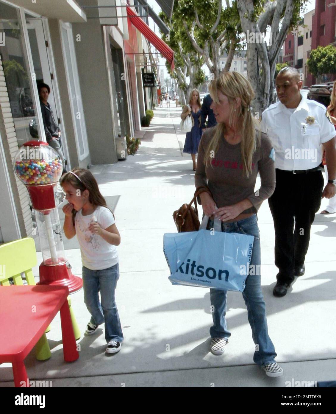 Tara Reid treated a male companion and his young daughter to a trip to ...