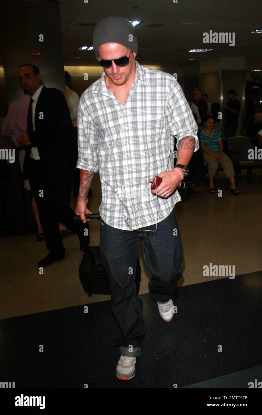 "Dear John" star, Channing Tatum, arrives at LAX wearing a beanie hat ...