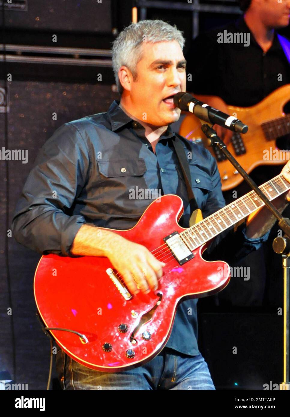 "American Idol" winner Taylor Hicks performs live in concert at Walt ...