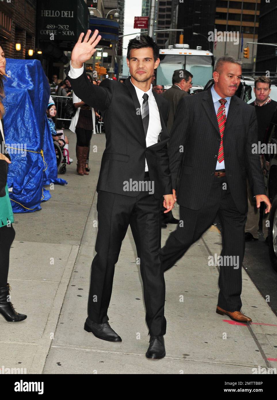 "Twilight" star Taylor Lautner makes an appearance at the "Late Show ...
