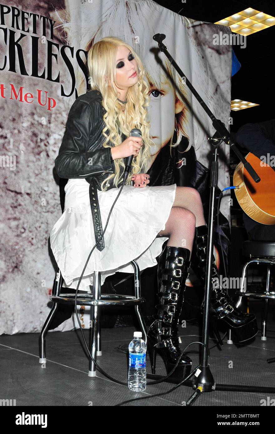 Taylor Momsen Under The Water