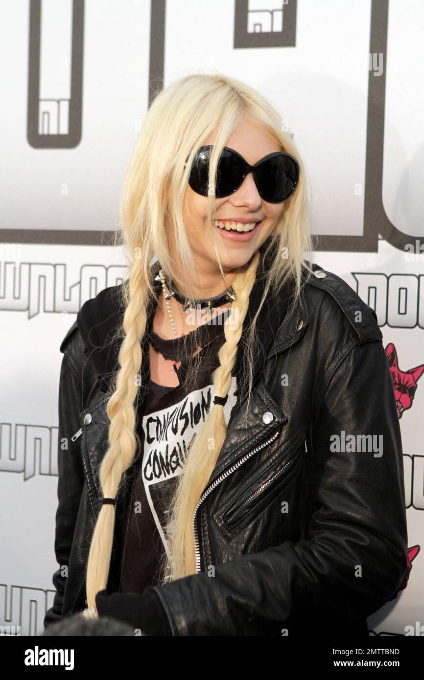 Taylor Momsen and The Pretty Reckless pose backstage at the Download ...