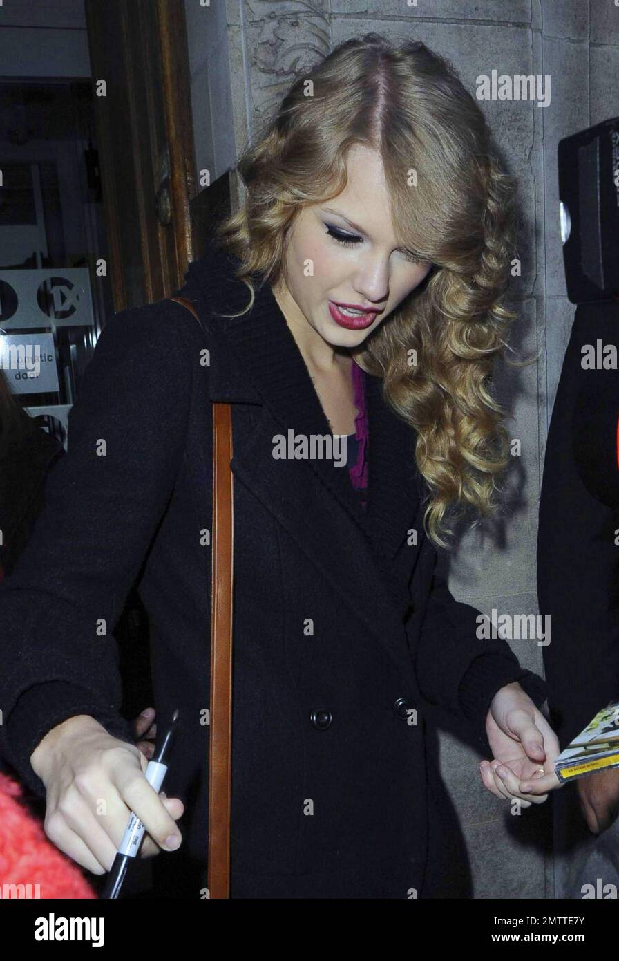 Country music superstar Taylor Swift draws a huge crowd outside the BBC ...