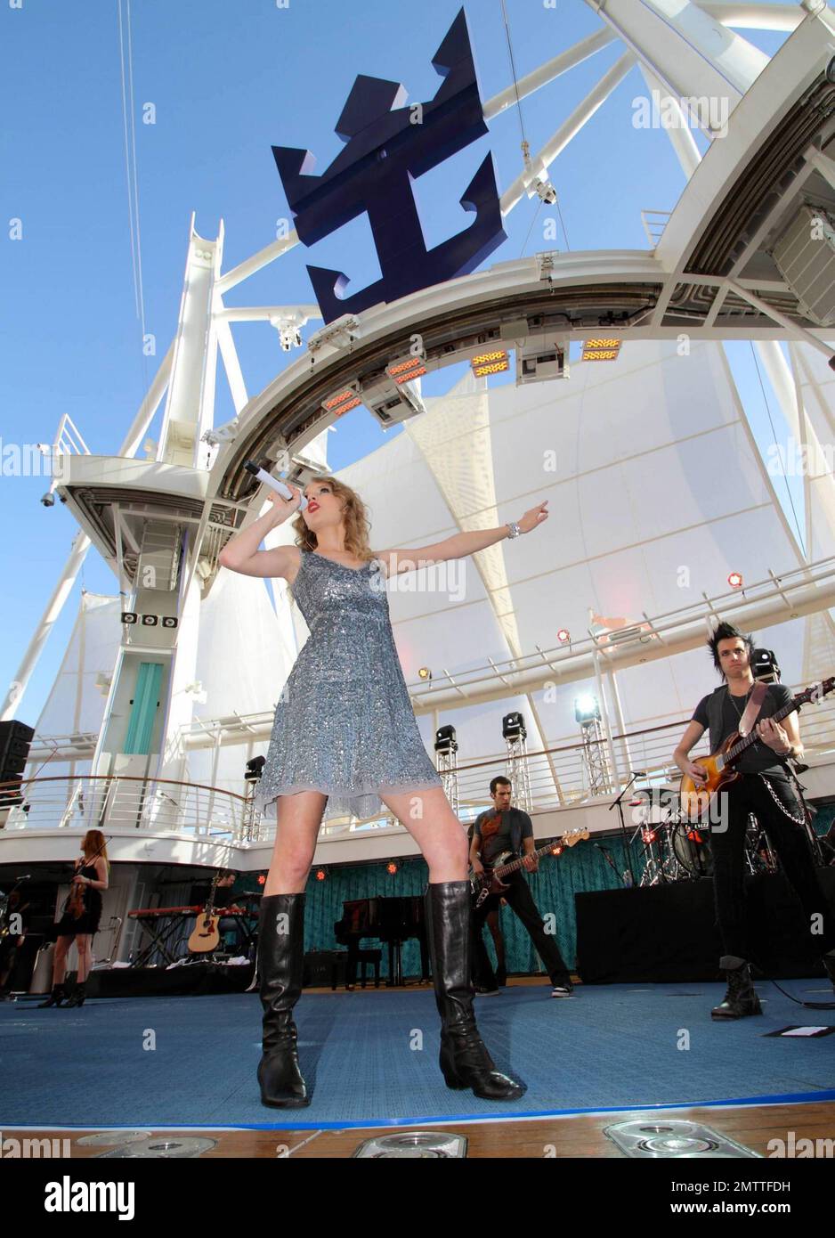 Country superstar Taylor Swift performs live in concert for a huge ...