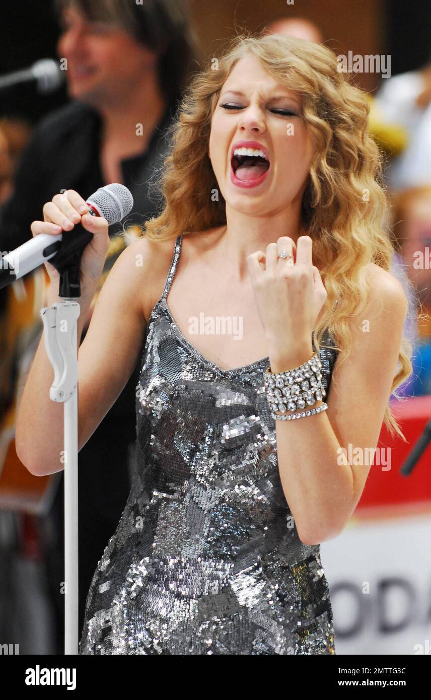 Taylor swift at piano hi-res stock photography and images - Alamy