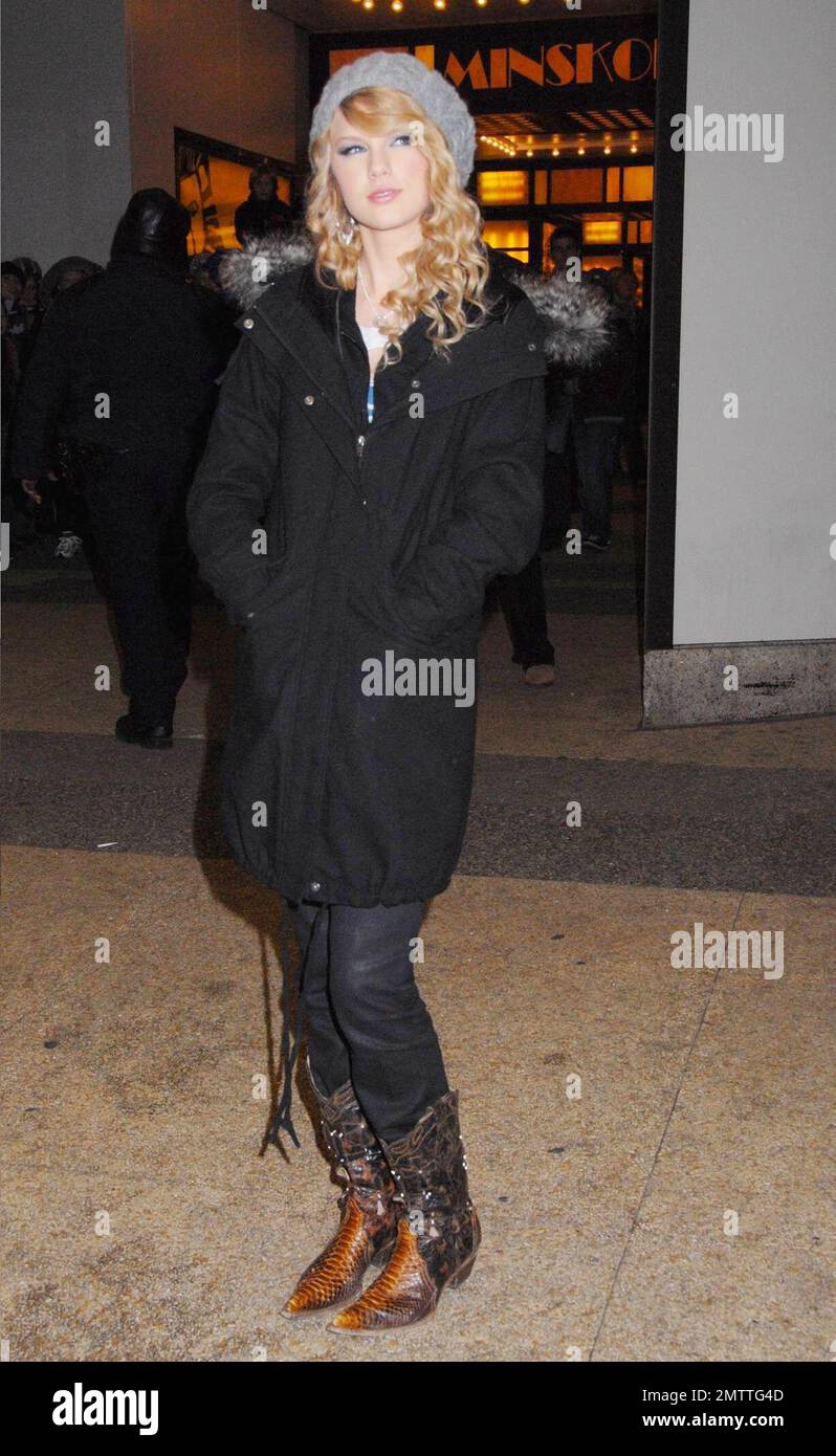 Taylor Swift visits the "TRL" studios. New York, NY. 2/28/08 Stock ...
