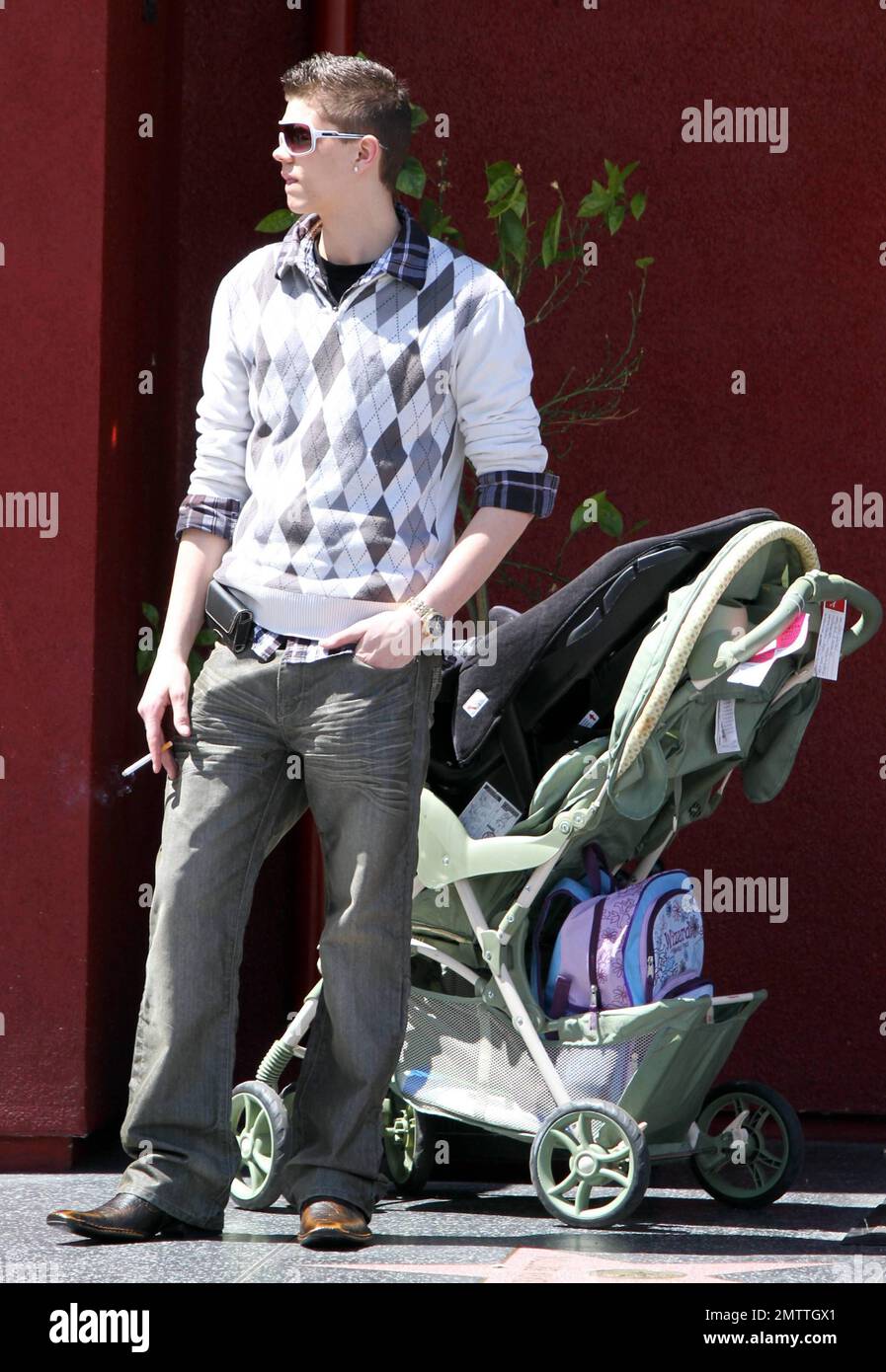 Cast members of the MTV show "Teen Mom" smoke cigarettes and chat ...