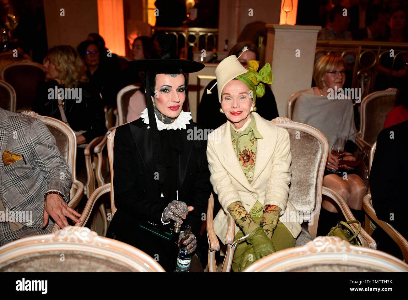 Sarah Settgast und Britt Kanja bei der Anja Gockel Fashion Show 'seven ...